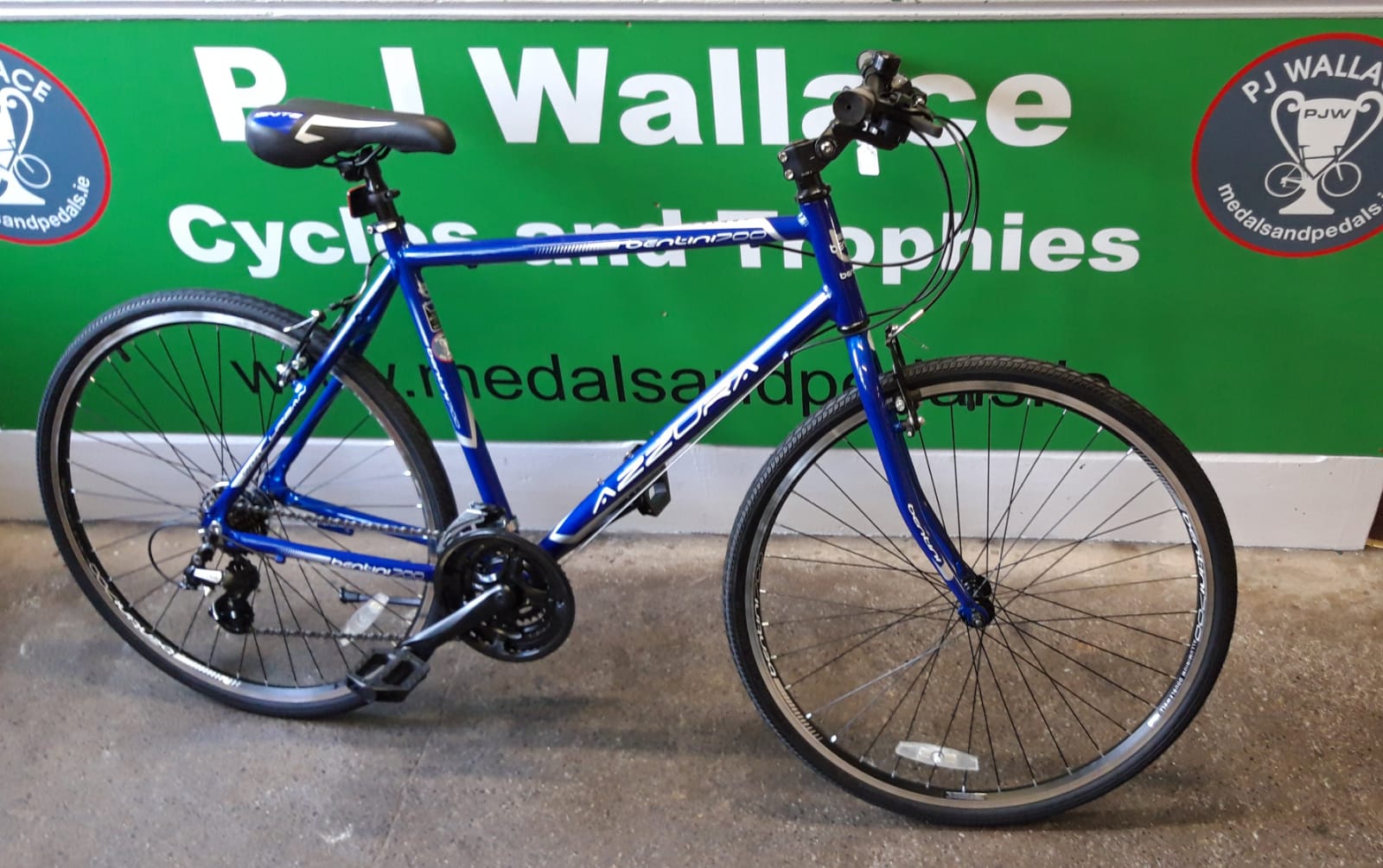 Bentini Azzura F21 W700 Gents Hybrid – Medals And Pedals.ie